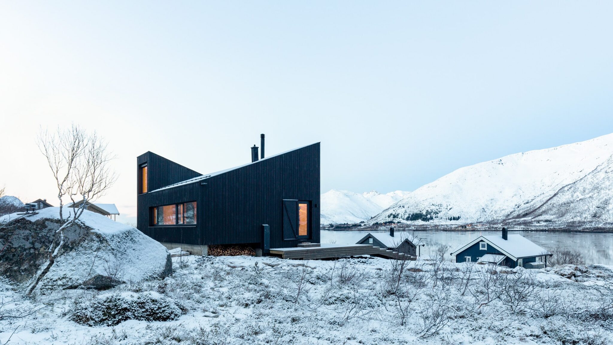 Black Aurora Nook in Lofoten, Laupstad | holidayarchitecture