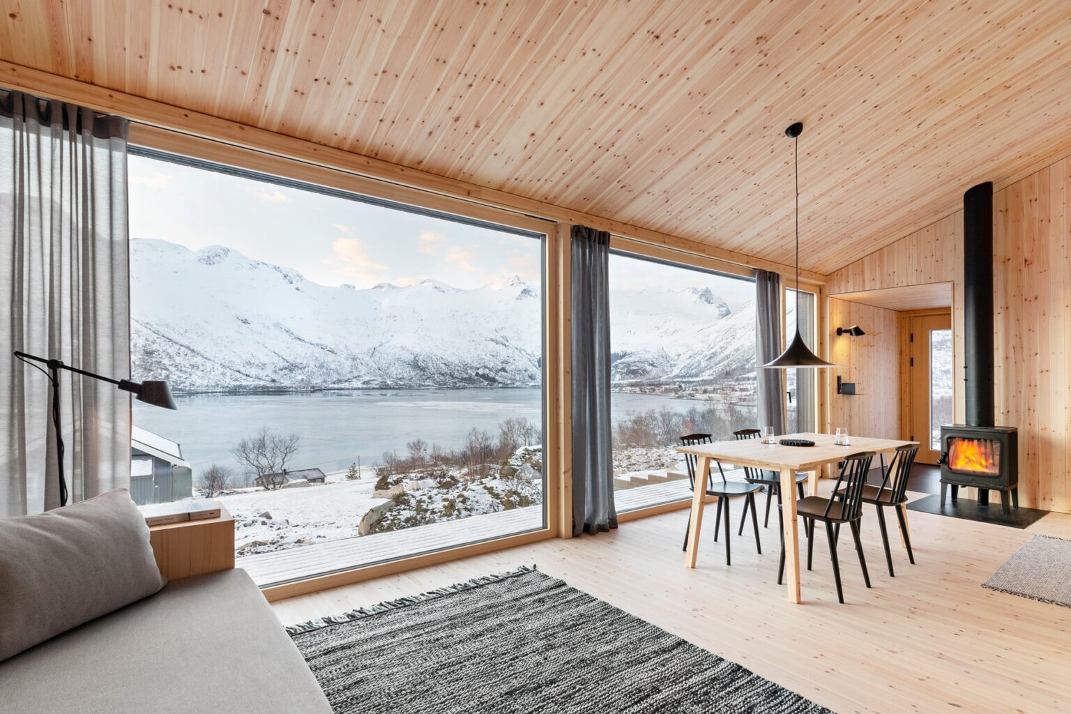 Black Aurora Nook in Lofoten, Laupstad | holidayarchitecture