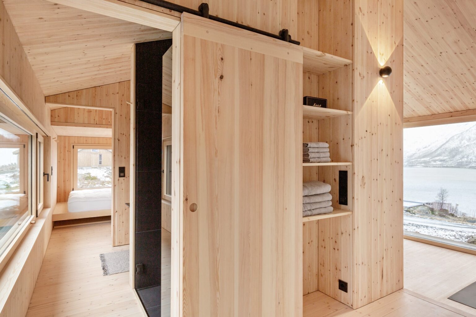 Black Aurora Nook in Lofoten, Laupstad | holidayarchitecture